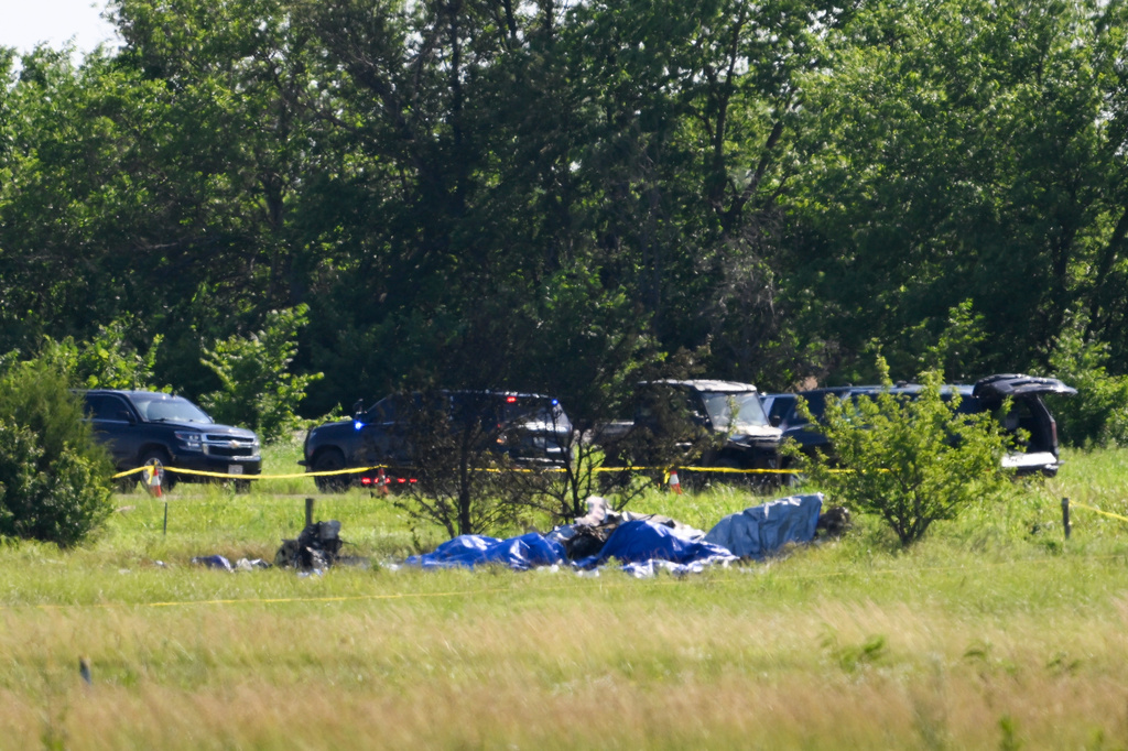 12 dead in crash of plane on skydiving outing in Missouri, authorities ...